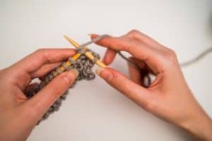 The Difference Between Warp And Weft Knitting - The Creative Folk