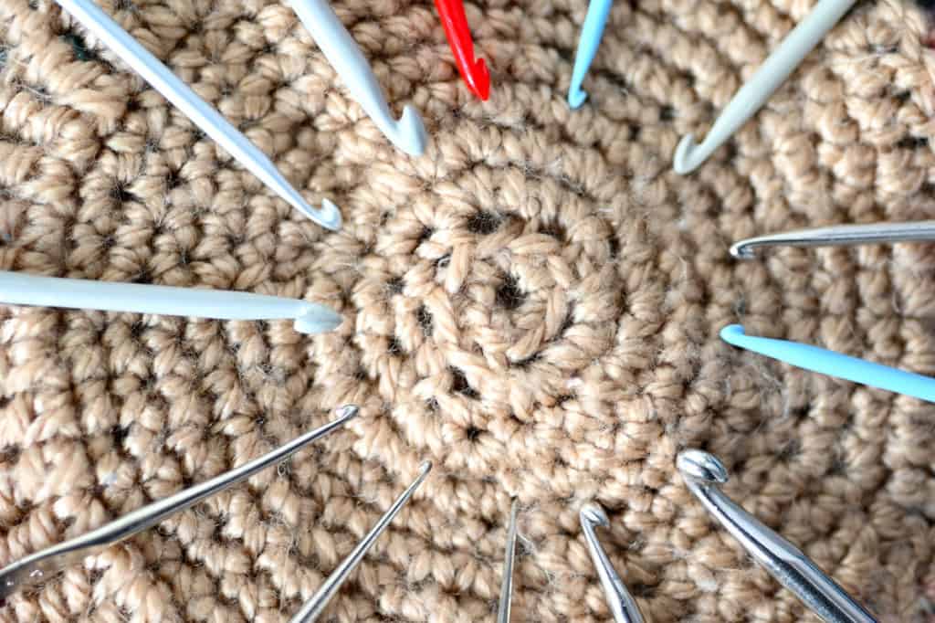 Inline Vs Tapered Crochet Hooks – What’s The Difference? - The Creative ...