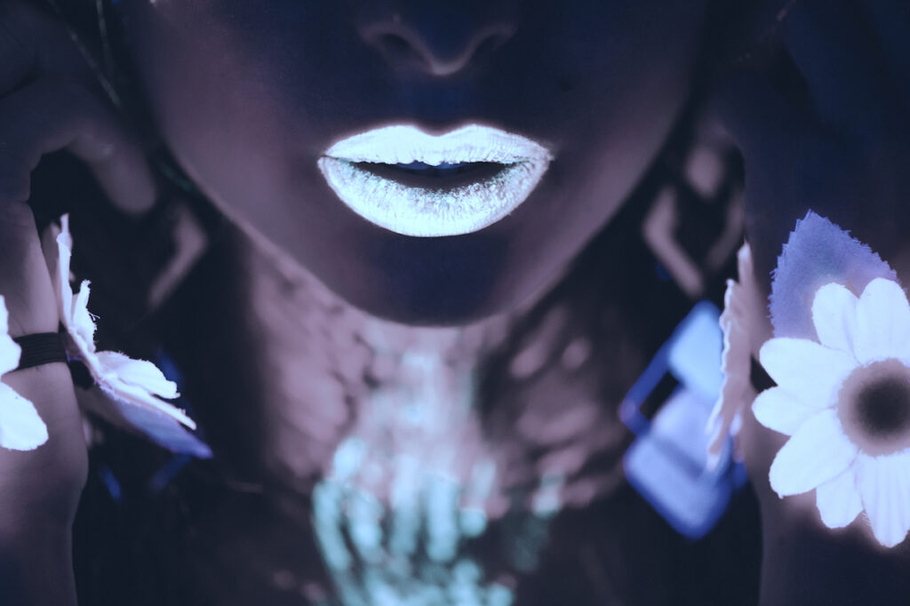 7 Best Glow In Dark White Paints - The Creative Folk