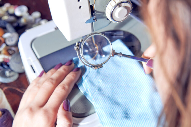 11 Best Magnifying Glasses For Sewing - The Creative Folk