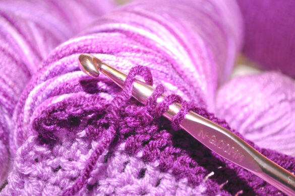 5 Best Compression Gloves For Knitting and Crocheting - The Creative Folk
